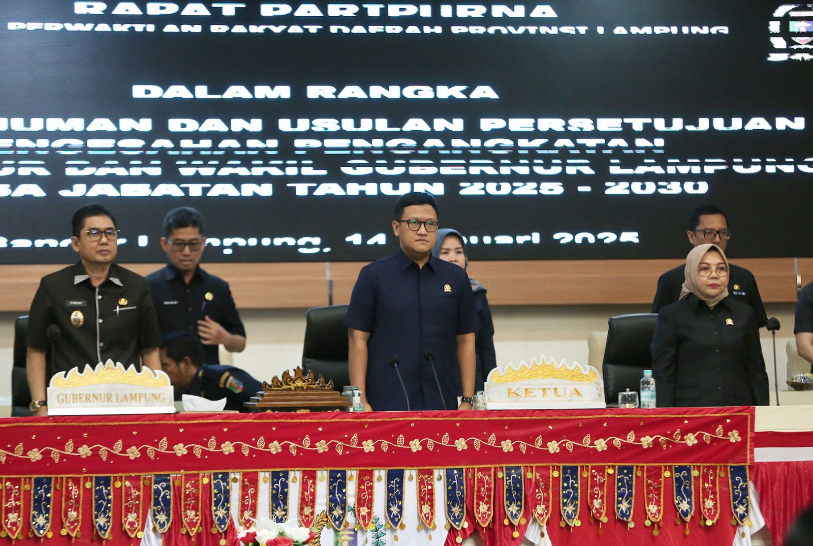 Pj. Sekdaprov Hadiri Rapat Paripurna Usulan Persetujuan Pengesahan Pengangkatan Rahmat Mirzani ...