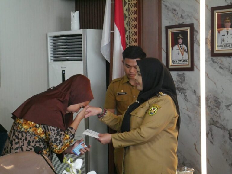 Bunda Eva Salurkan Bantuan Rp 283 Juta dan Hadiah Umrah - GEMAMEDIA.CO